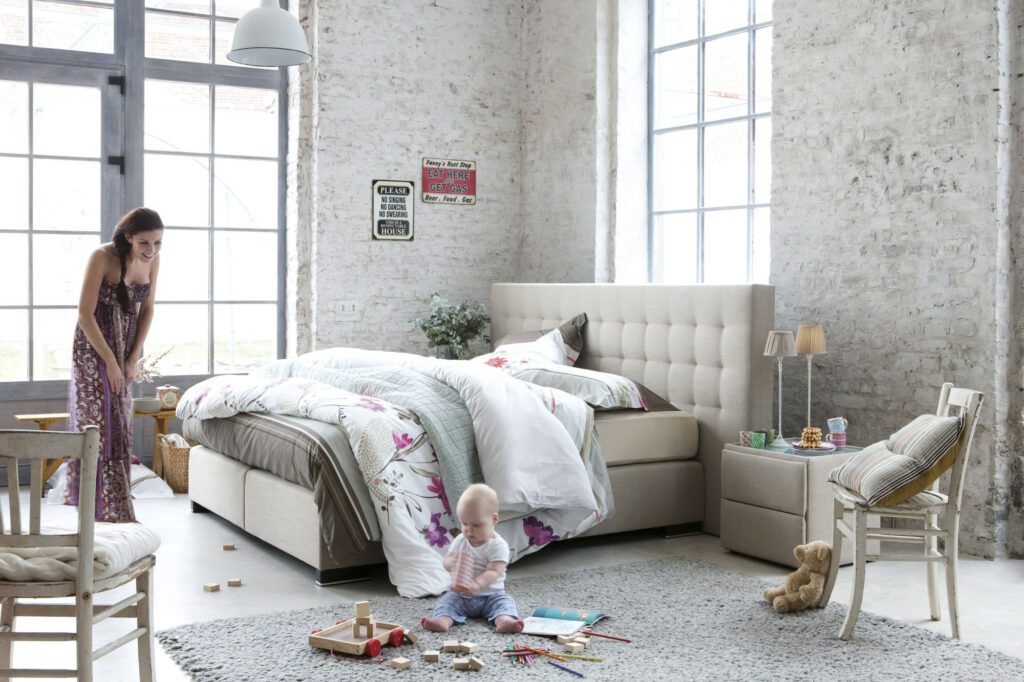 Beige boxspring met hoofdstuk - Meubelen Lucas | Salons, Eetkamers ...